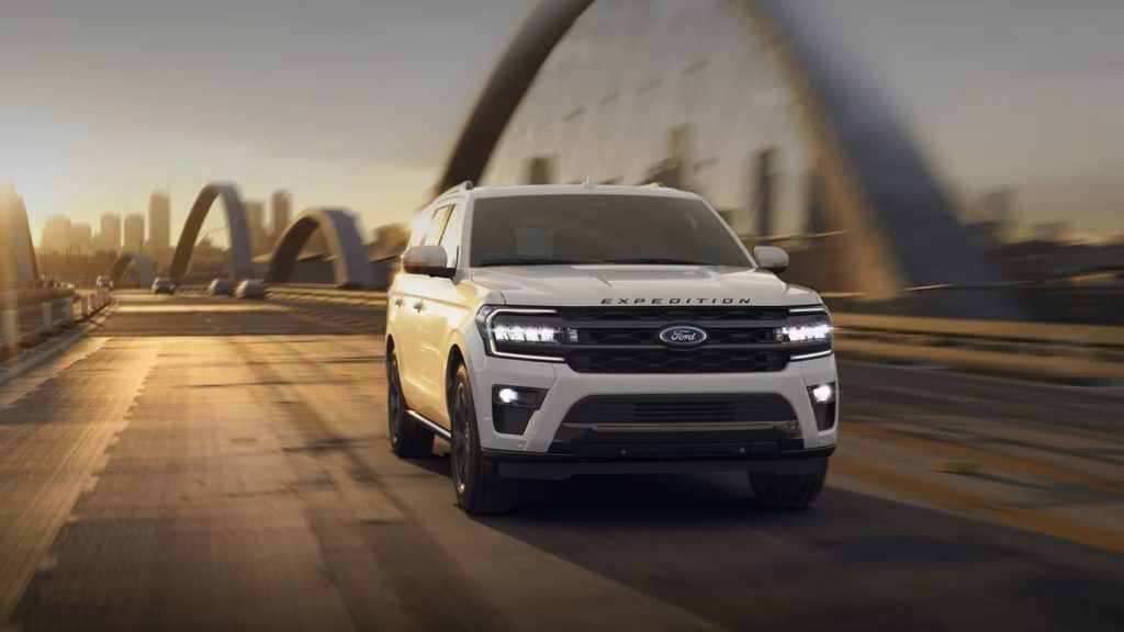 2025 Ford Expedition Spotted With Groundbreaking Dashboard-Spanning ...