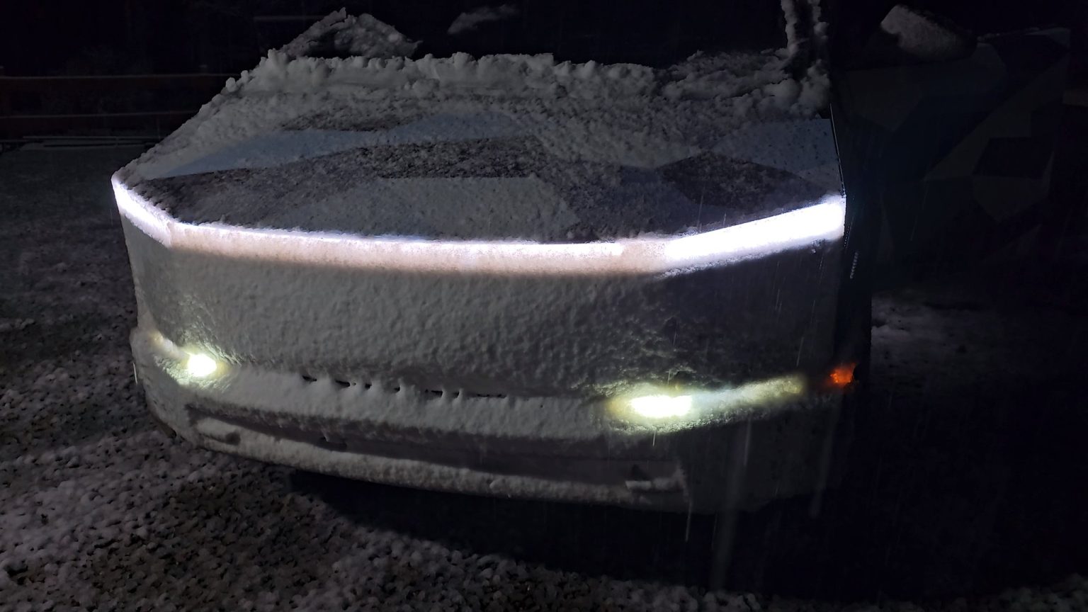 LED Headlight Woes: Tesla Cybertruck Snow Accumulation - DAX Street