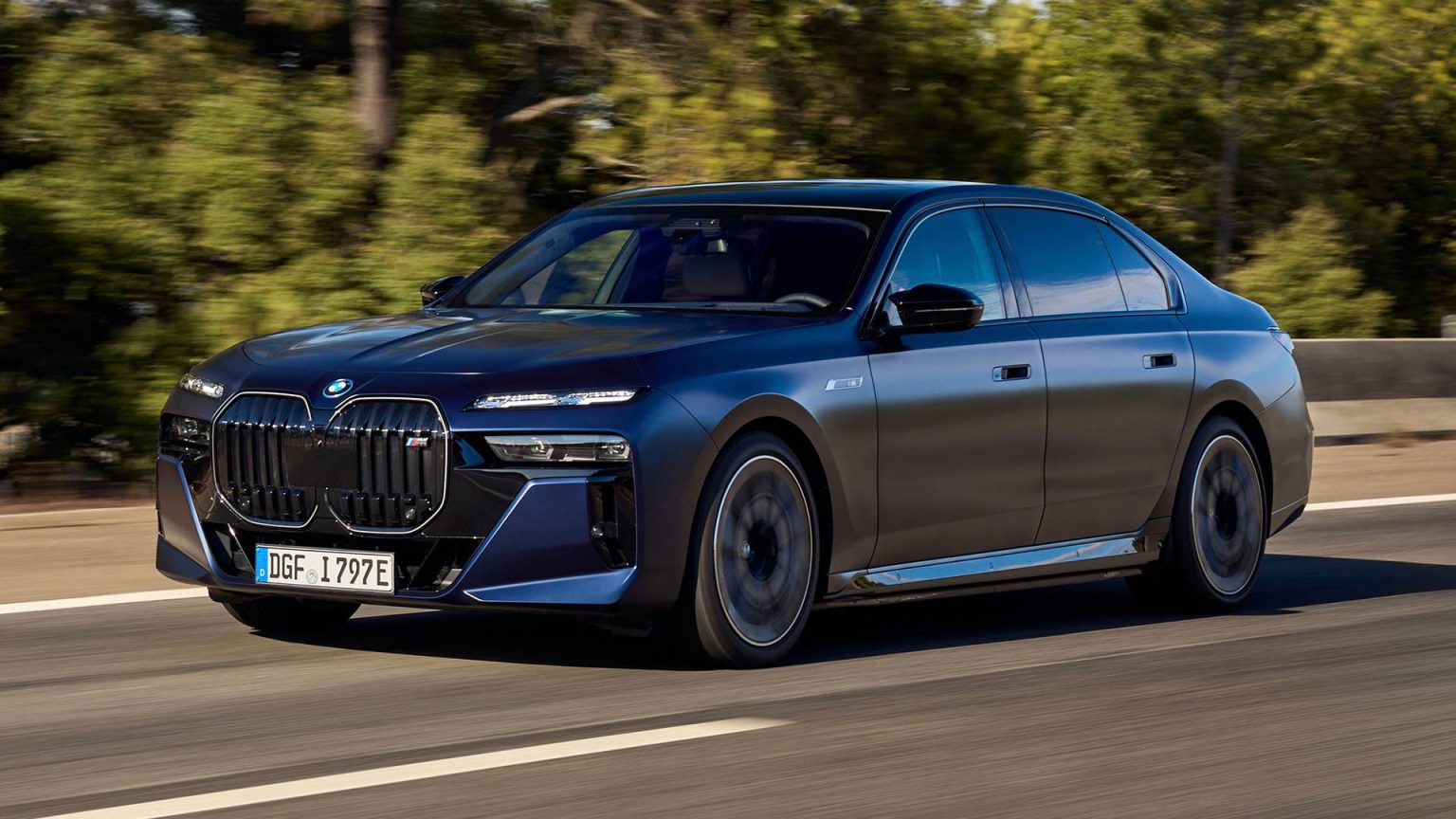 2024 BMW i7 vs 2024 Mercedes-Benz EQS Sedan: A Detailed Comparison ...