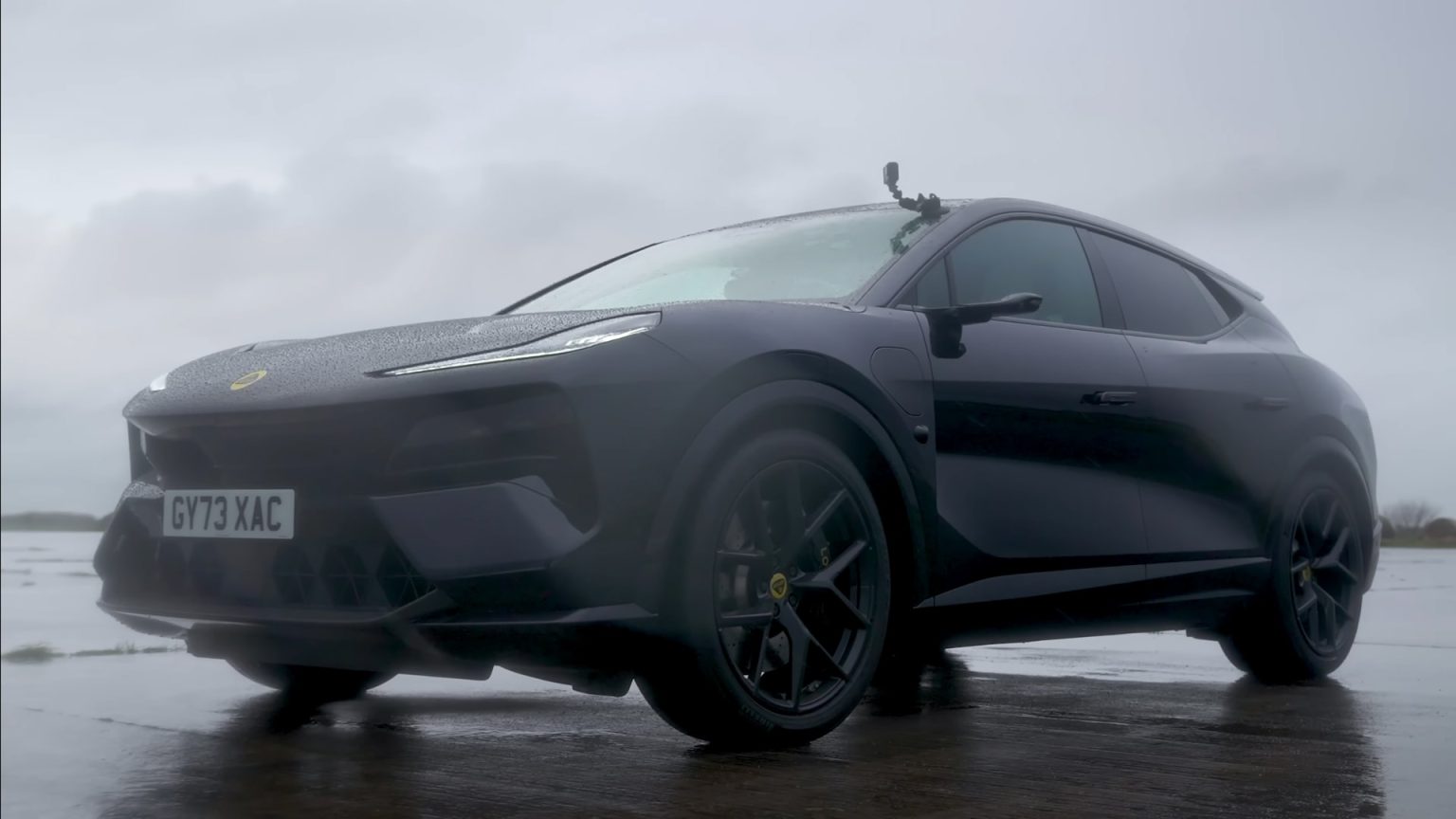 Lotus Eletre R vs. Lamborghini Urus: EV Power vs. V8 Roar in Hyper-SUV ...