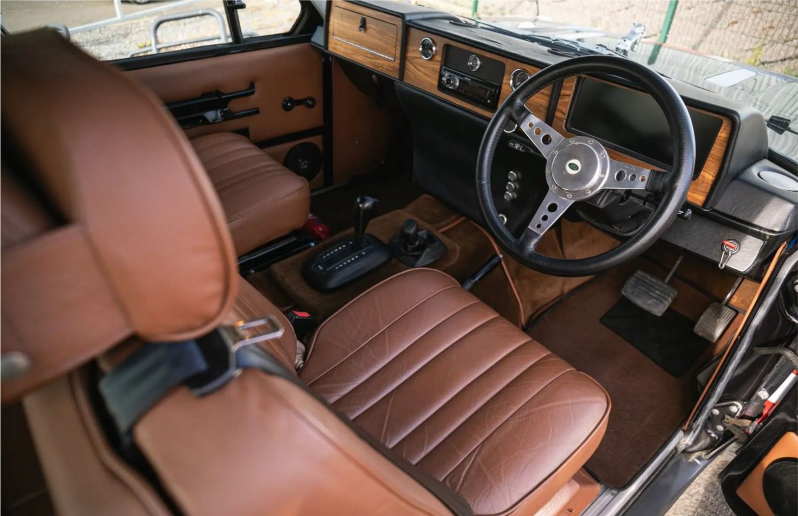 British Classic Restomod: 1971 Range Rover V12 Swap - DAX Street