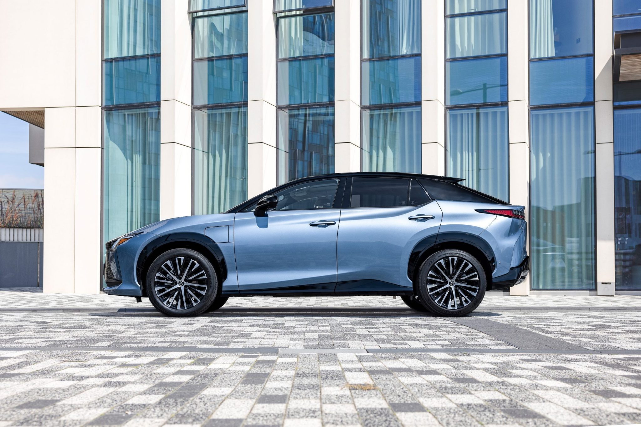 Lexus RZ 300e: Electric Crossover Range Expansion - DAX Street