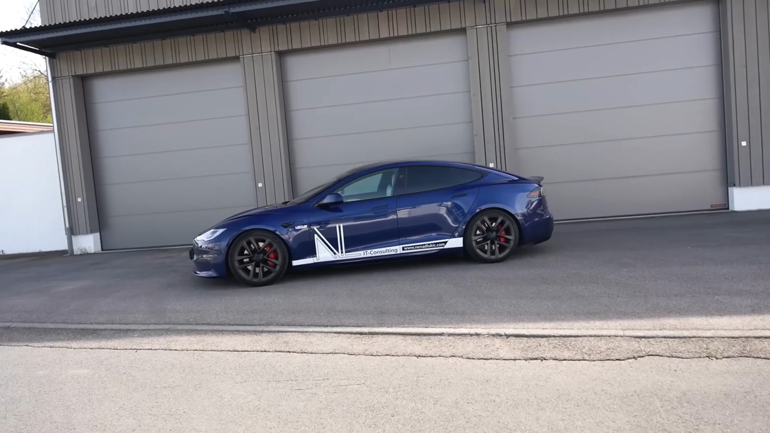 Tesla Model S Plaid vs Lamborghini Revuelto: Epic 1/4 Mile Drag Race ...