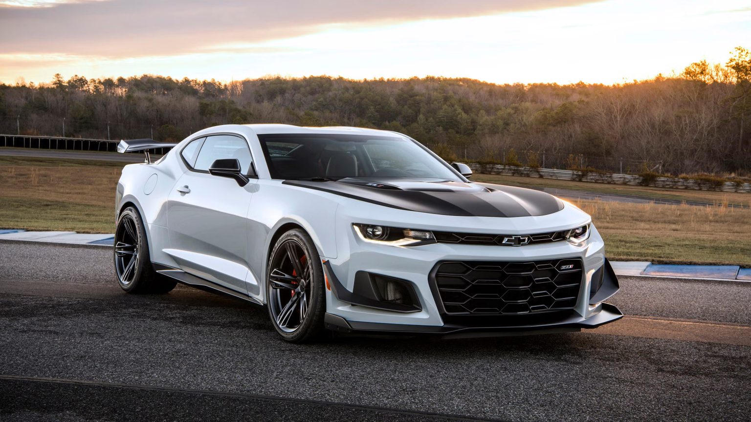 10 Muscle Cars That Have the Most Powerful Engines and Define ...