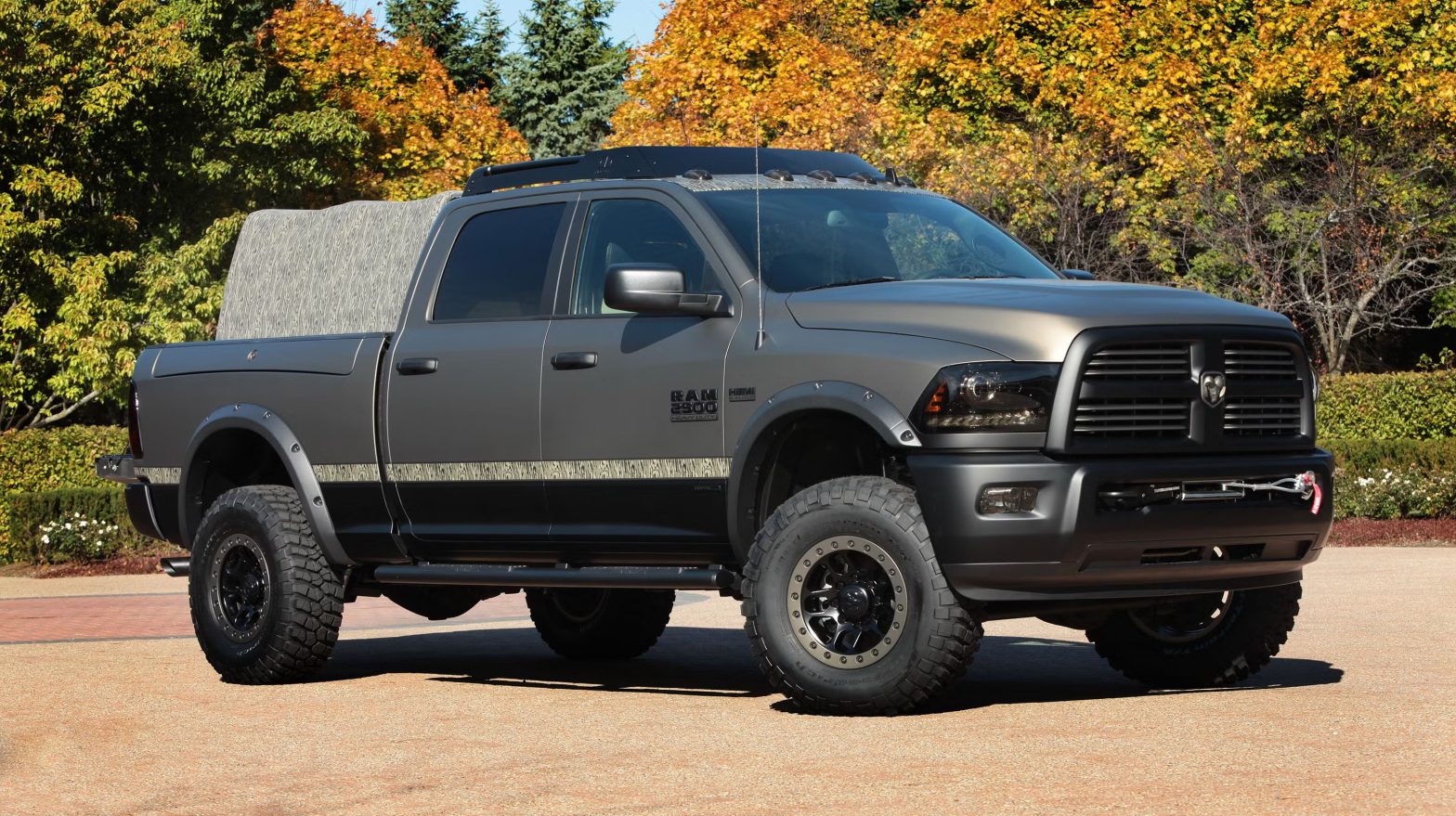 5 Trucks With Integrated Tailgate Steps And 5 Without Aids - DAX Street